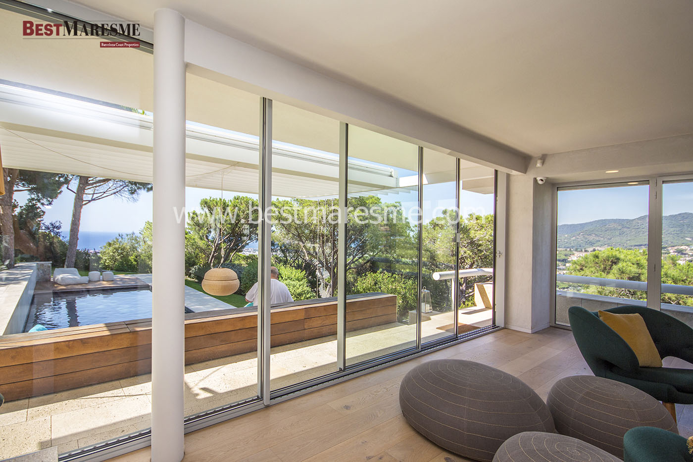 Fachada lineal con comunicación óptica de espacios continua. Amueblada ...