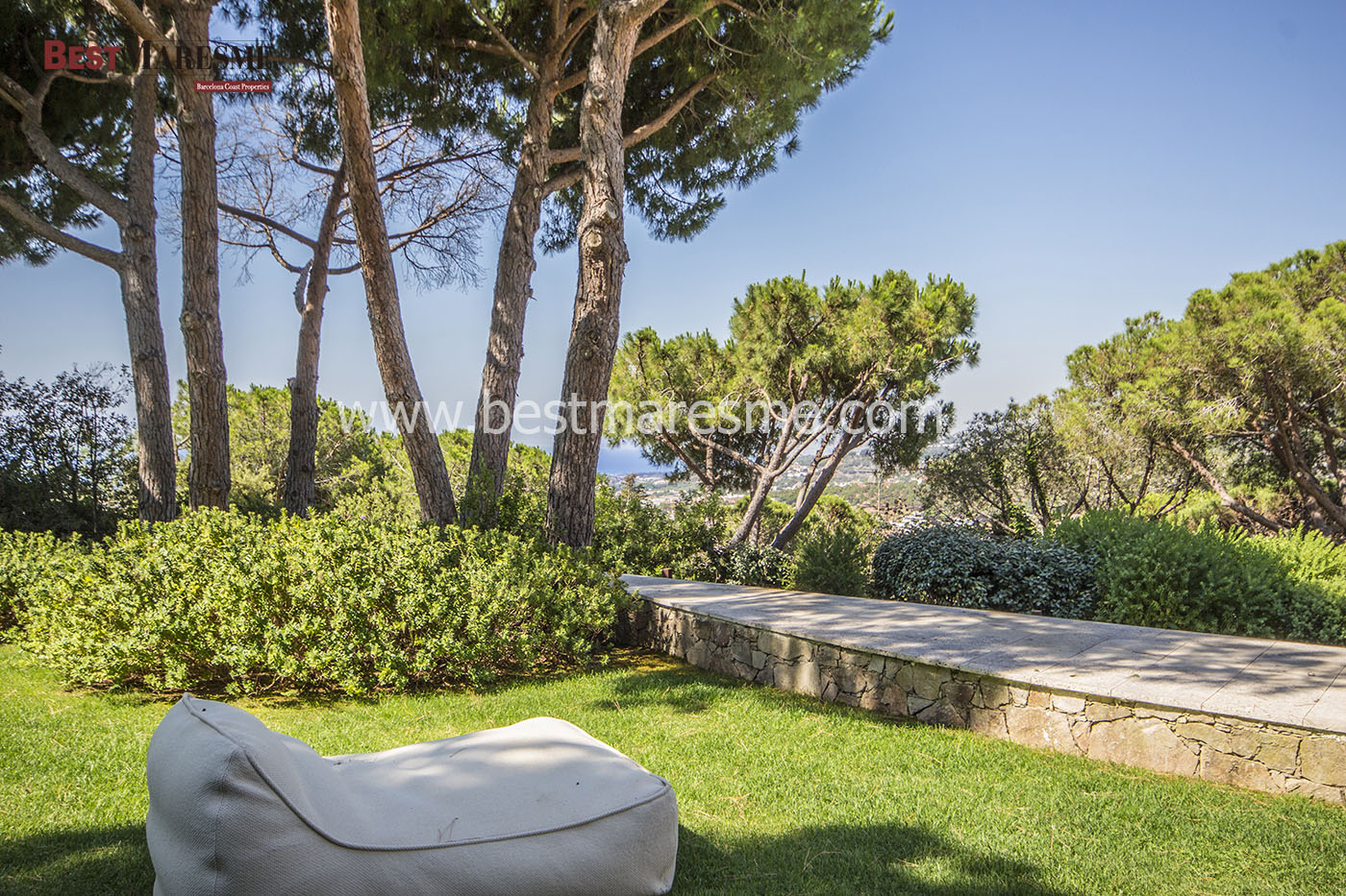 Fachada lineal con comunicación óptica de espacios continua. Amueblada ...