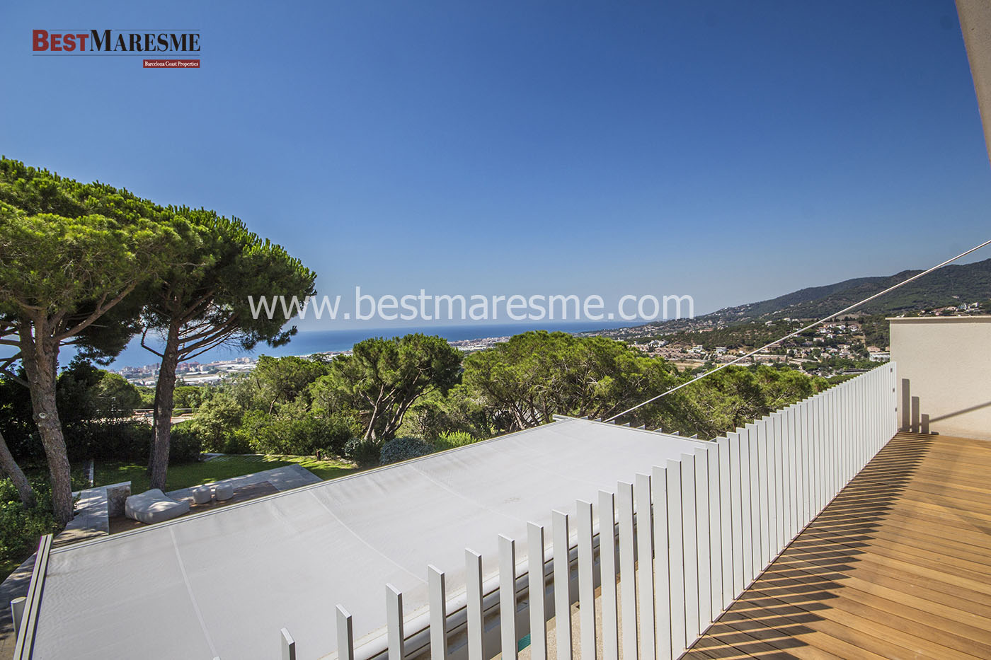 Fachada lineal con comunicación óptica de espacios continua. Amueblada ...